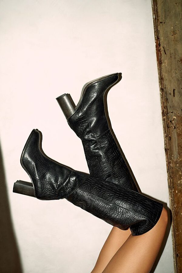 10 of the Best Fall Boots For Kicking in the Leaves - City Girl Gone Mom